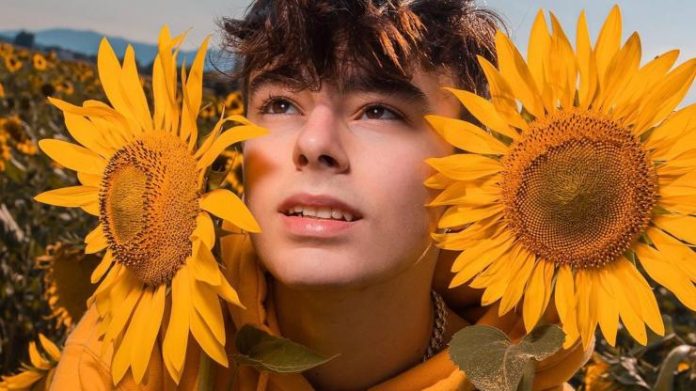 Peter Ace preso in giro per aver messo una gonna, ma risponde - Idealia.it